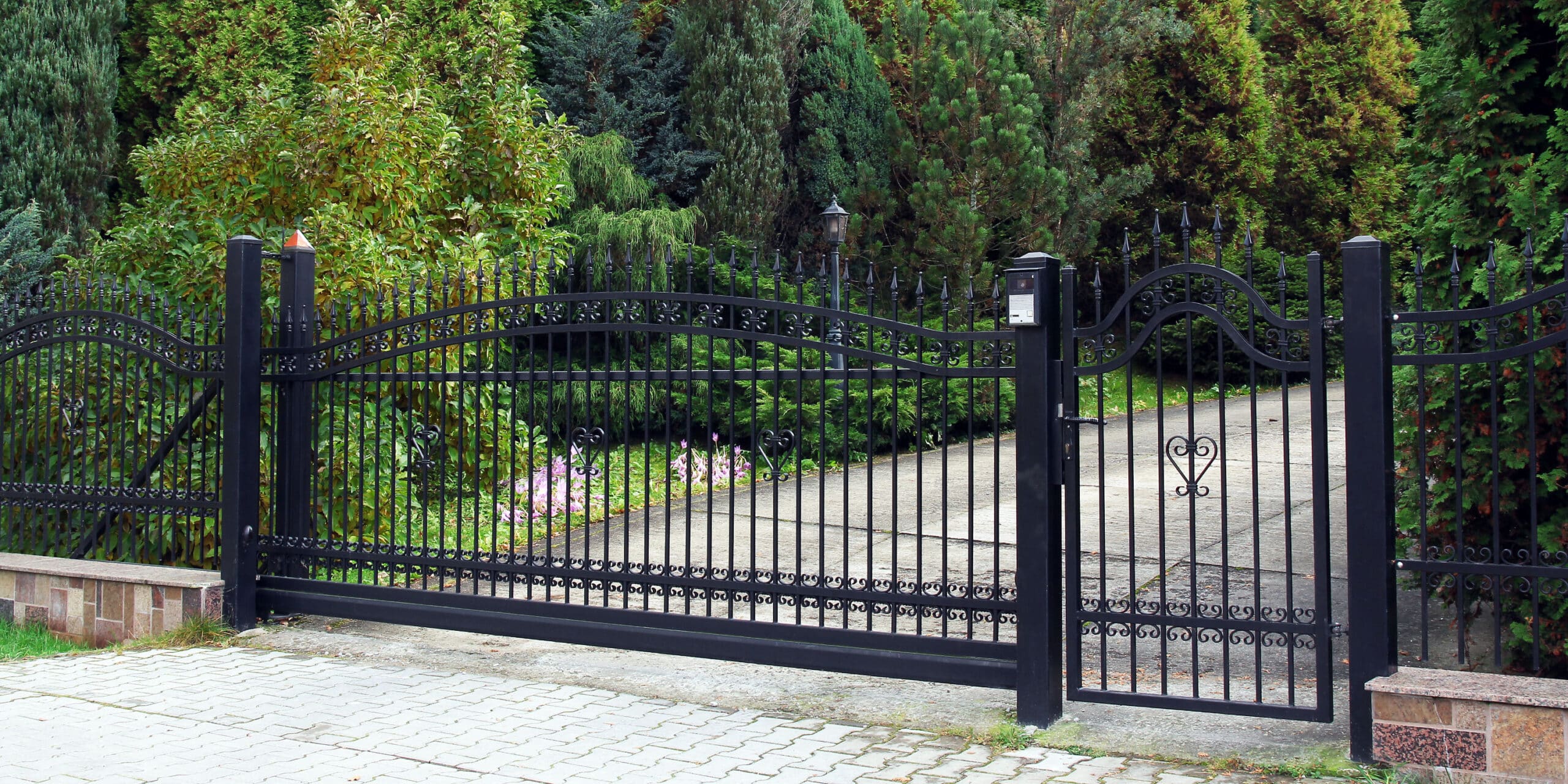 Aluminium tuinpoort: soorten, uitvoeringen & prijs [Overzicht]